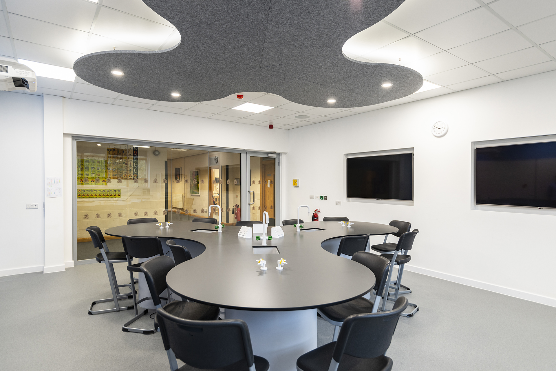 Independent boys’ school science lab project - Envoplan